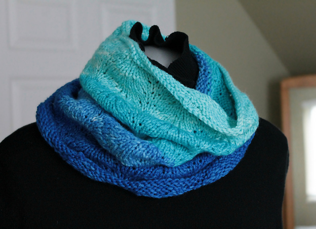 Ravelry: Catalina Cowl pattern by Kate Lore Designs