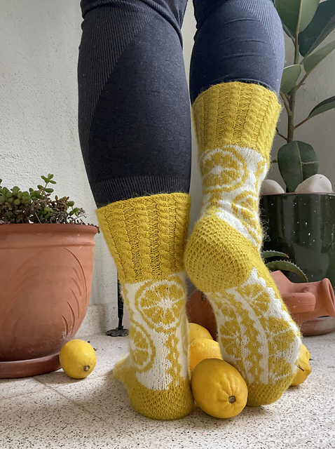 Ravelry: Juicy fruit socks pattern by knittinglotta