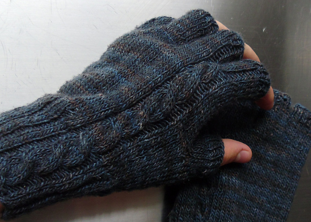 Ravelry: Brawler Gauntlets pattern by Michael Vloedman