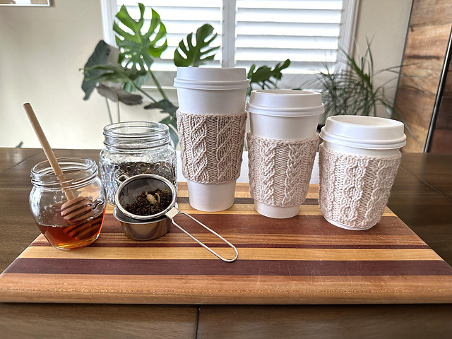 Ravelry: Vanilla Chai Cup Cozies pattern by Alexandra Frankel