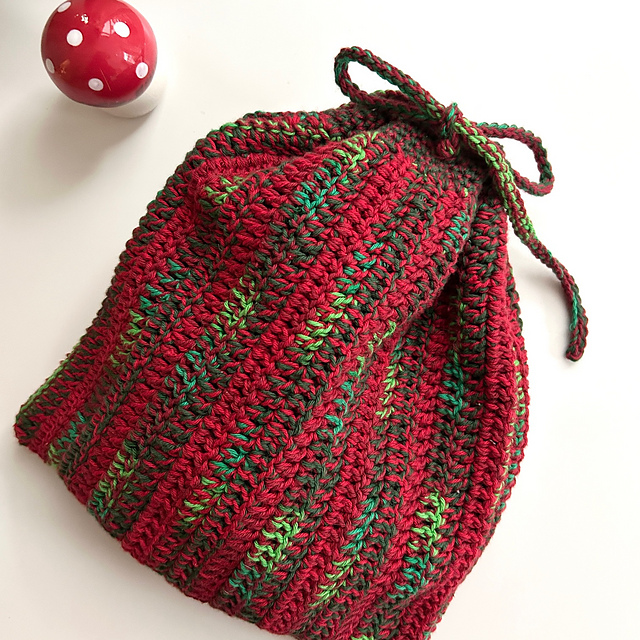 Ravelry: Ho-ho- hope gift bag pattern by Susy Knotsosquare