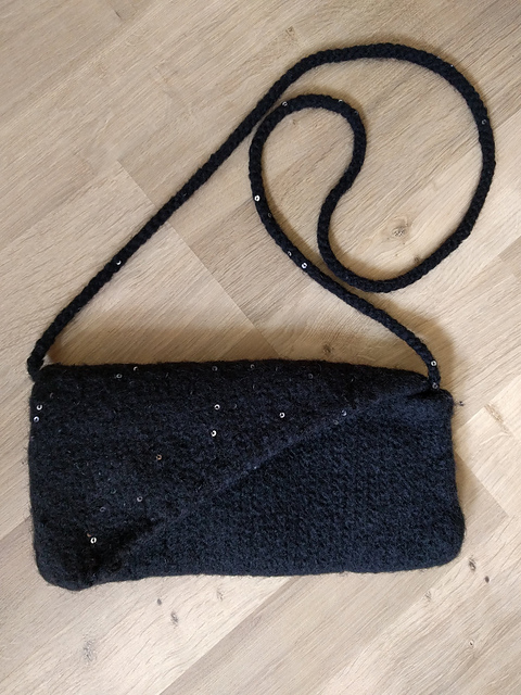 Ravelry: Evening out elegant clutch pattern by KommwasWolle