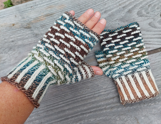 Ravelry: Halvvanter med Tankestreger pattern by Krista Rose Jensen