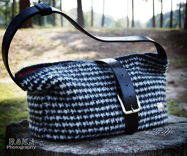 Ravelry: Bryant Houndstooth Felted Tote pattern by Kristi Greeson