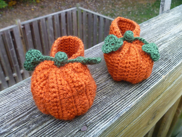 Ravelry: KristinRoman's Halloween Pumpkins Baby Booties Crochet PATTERN