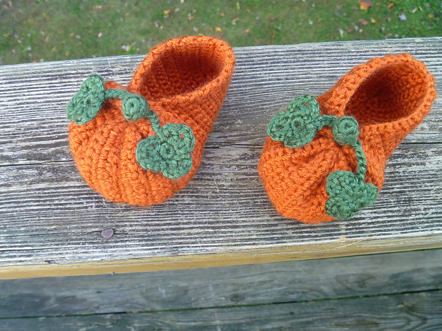 Ravelry: KristinRoman's Halloween Pumpkins Baby Booties Crochet PATTERN