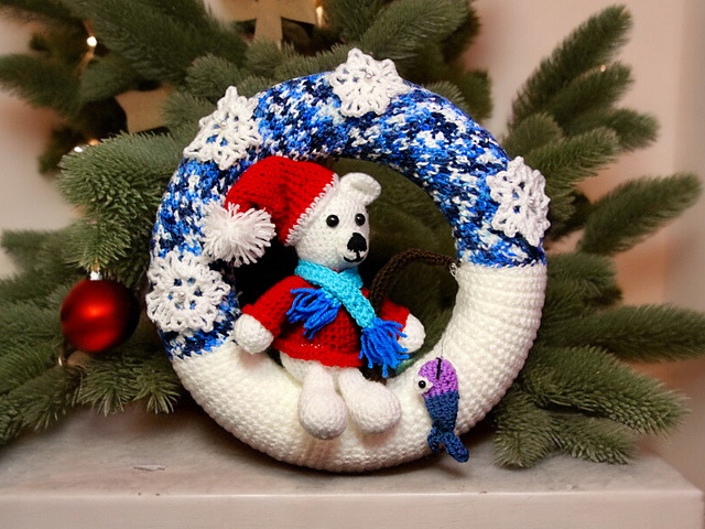 Ravelry: Winter Door Wreath - Polar Bear Knut pattern by Kuema Tutorials