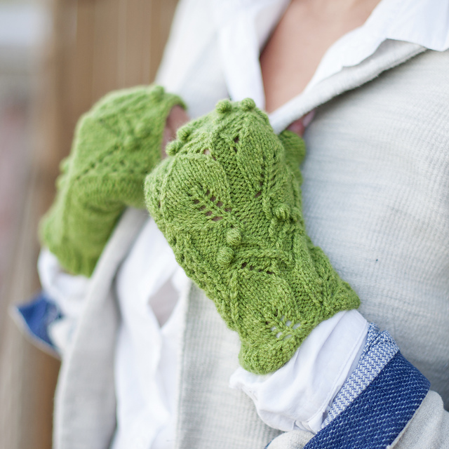 Ravelry: Leafy Mittens pattern by Kuki Knits