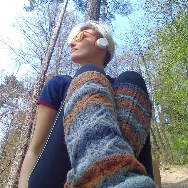 Ravelry: Stofne Legwarmers pattern by Kuki Knits