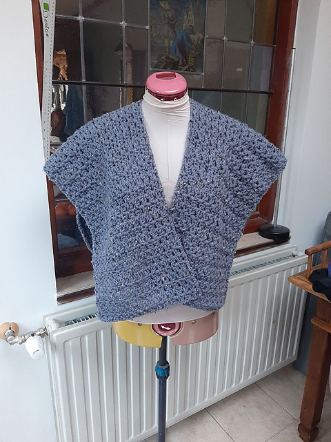 Ravelry: Leentjes Shoulder Warmer pattern by Marleen Hartog