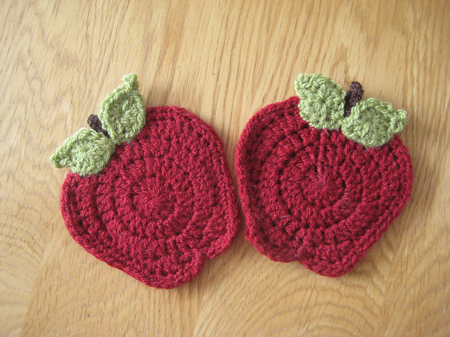 Ravelry: Apple coasters pattern by Louise Howe