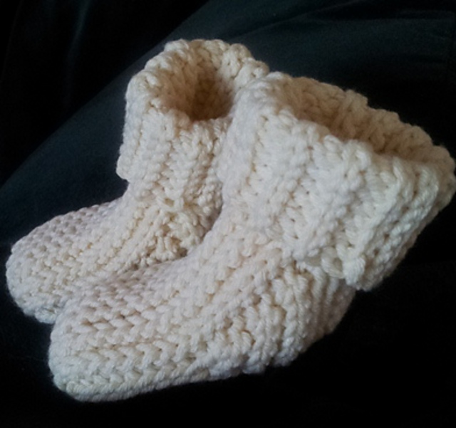 Ravelry: Crochet Gusset Baby Sock (Bootie) pattern by Leslie Robinson-Stone