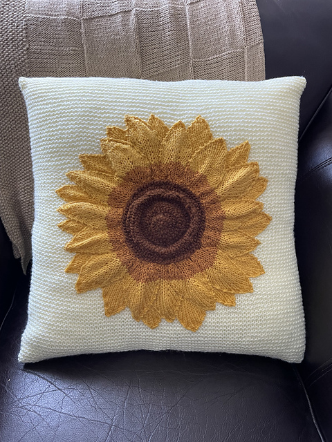 Ravelry: Sunflower pillow pattern by LadyshipDesigns