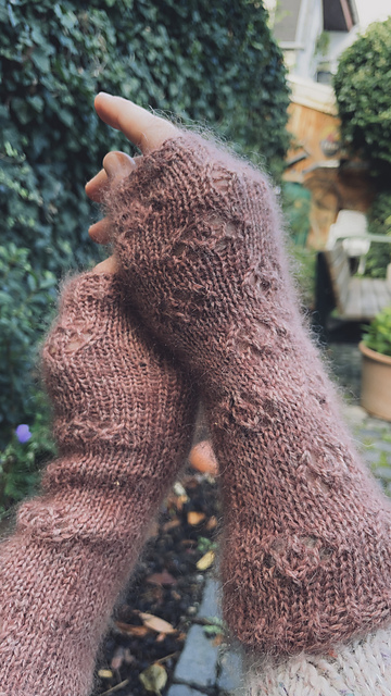 Ravelry: Rosewood Mist Handwarmers pattern by Laetitia von Marées