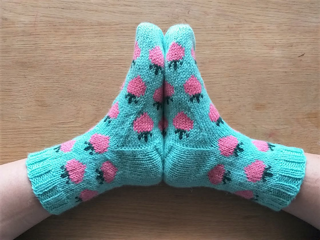 Ravelry: Laiskanlangan Mansikkasukat pattern by Iiris Autio