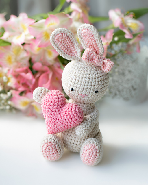 Ravelry: Bunny with heart pattern by Svetlana Perepelkina