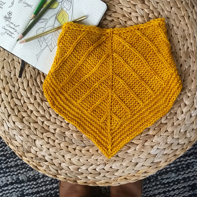Ravelry: Leaf Lines Cowl pattern by Larissa Brown