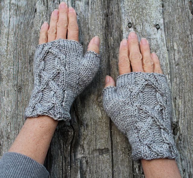 Ravelry: Valkyrie Mitts pattern by Laura Aylor