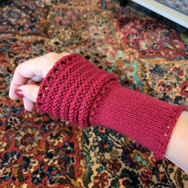 Ravelry: Mitts Fit for a Looking Glass Queen pattern by Laura Bain