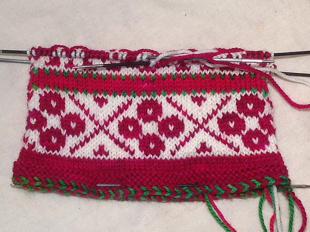 Ravelry: LaurieM's Magnificent magenta mittens