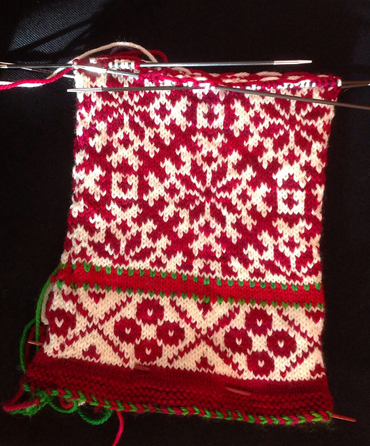 Ravelry: LaurieM's Magnificent magenta mittens