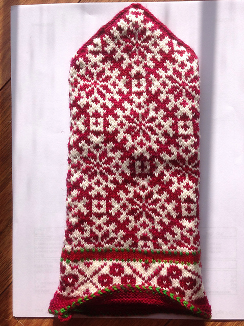 Ravelry: LaurieM's Magnificent magenta mittens