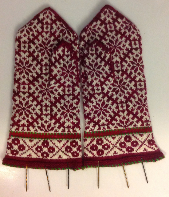 Ravelry: LaurieM's Magnificent magenta mittens