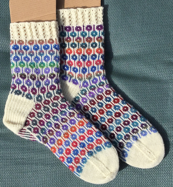 Ravelry: LaurieM's Flower Chain Socks