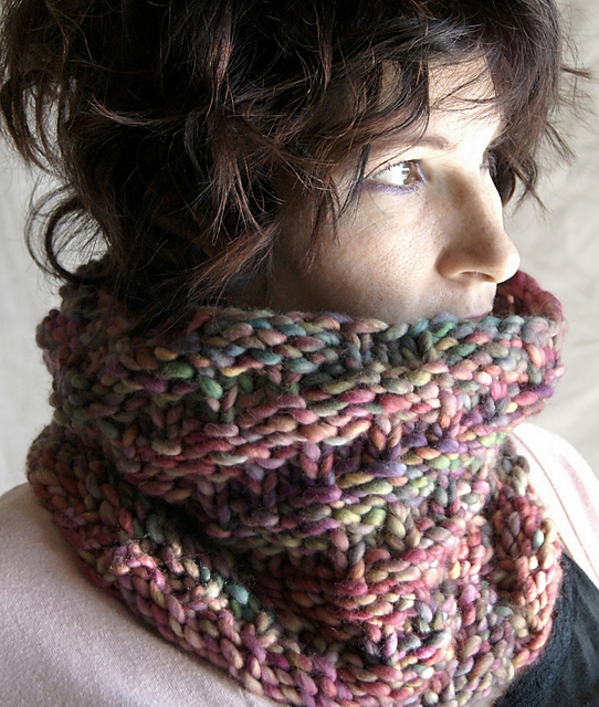 Ravelry: Round and Round Cowl pattern by Lavish Craft