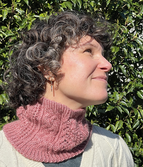 Ravelry: Jytte cowl pattern by Lea Schnek
