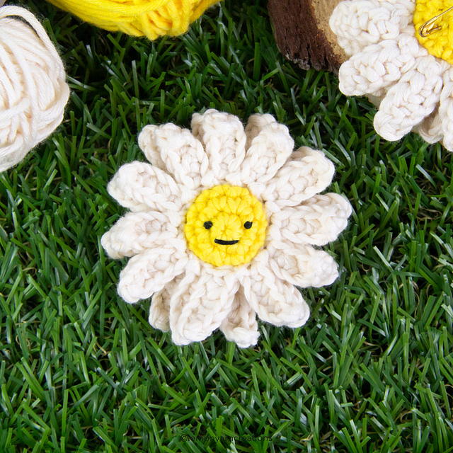 Ravelry: Daisy Bloom Brooch pattern by Lemon Yarn Creations