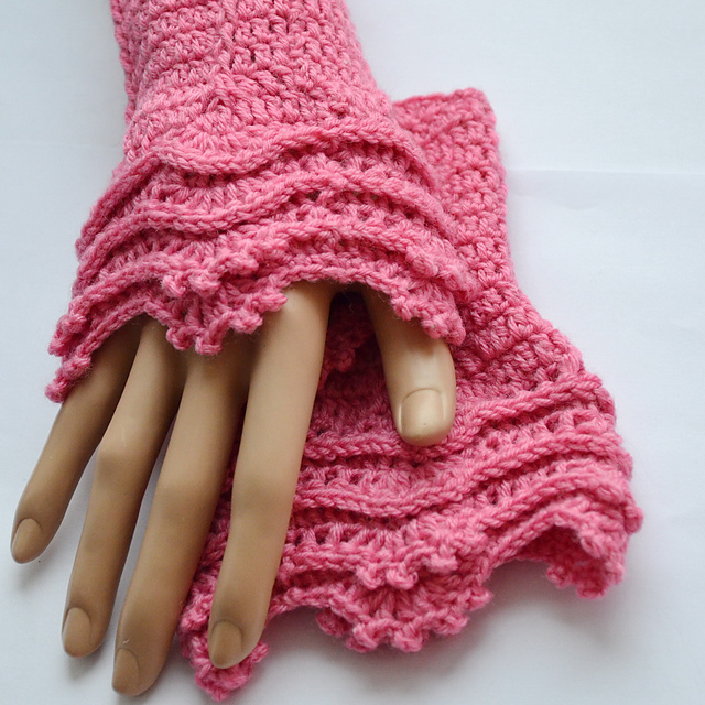 Ravelry: Wavy mittens pattern by Elena Belogurova