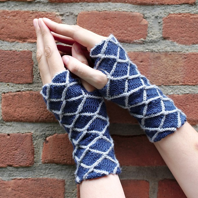 Ravelry: Holding Hands pattern by Tanja Osswald