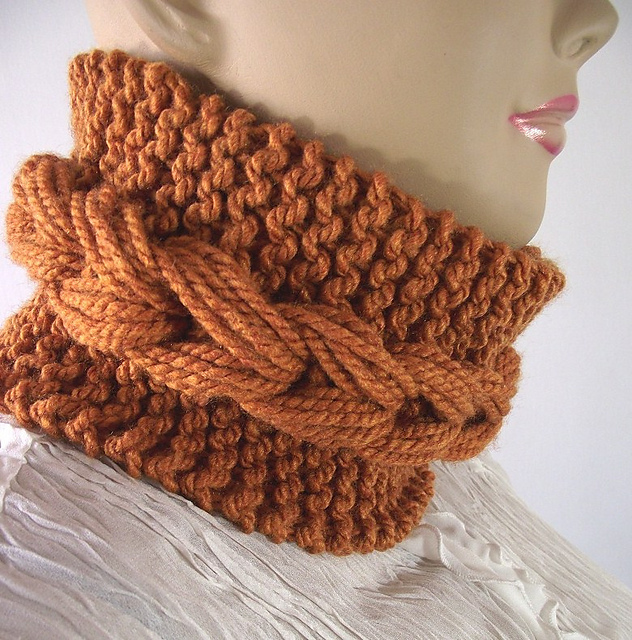 Ravelry: Dinora Cowl pattern by Lilia Vanini