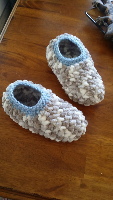 Ravelry: Super Easy Slippers pattern by lisa jeannine
