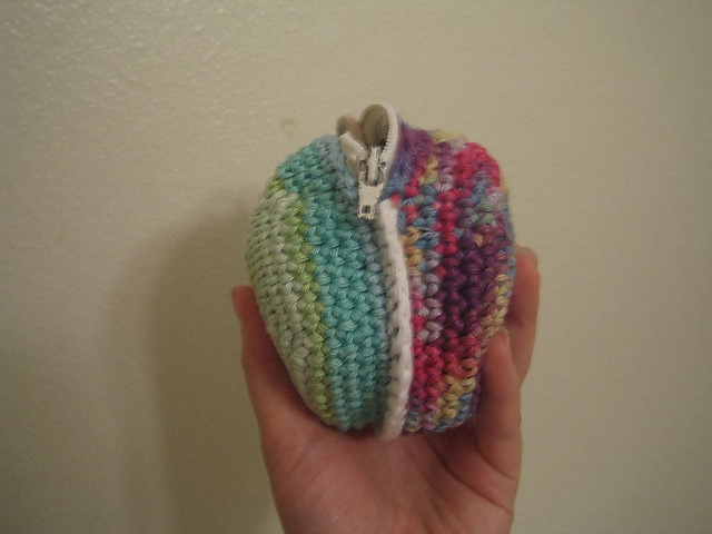 Ravelry: 24.hillomunkki- kukkaro pattern by Heidi Koskinen