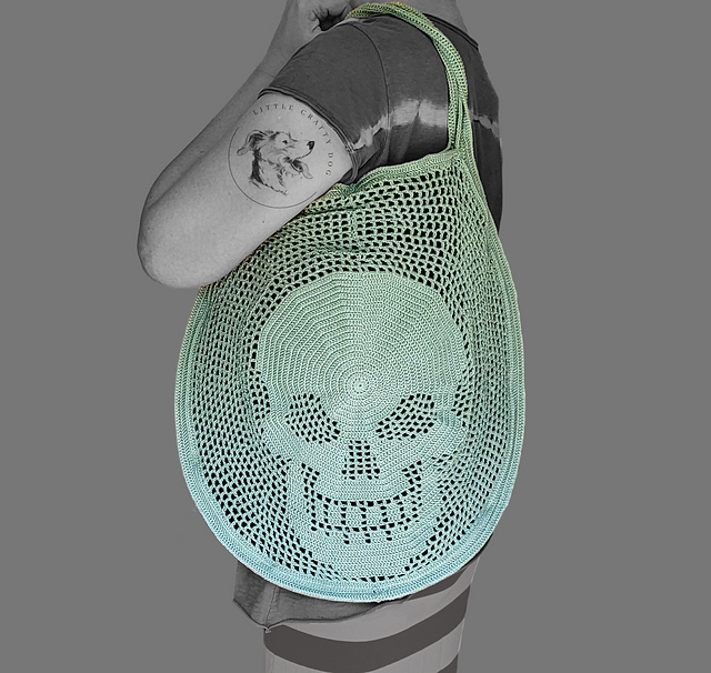 Ravelry: Large Skull Mesh Bag pattern by Heidi Byner