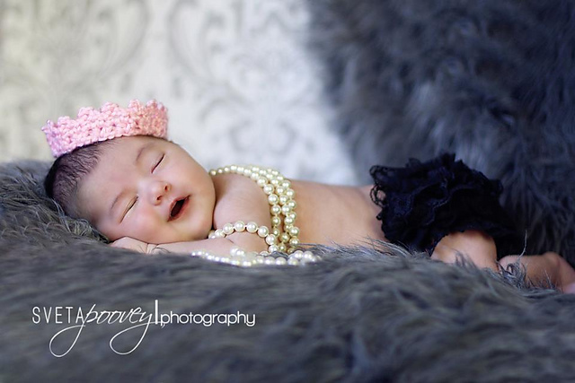 Ravelry: Dainty Crown pattern by Carmen Statham