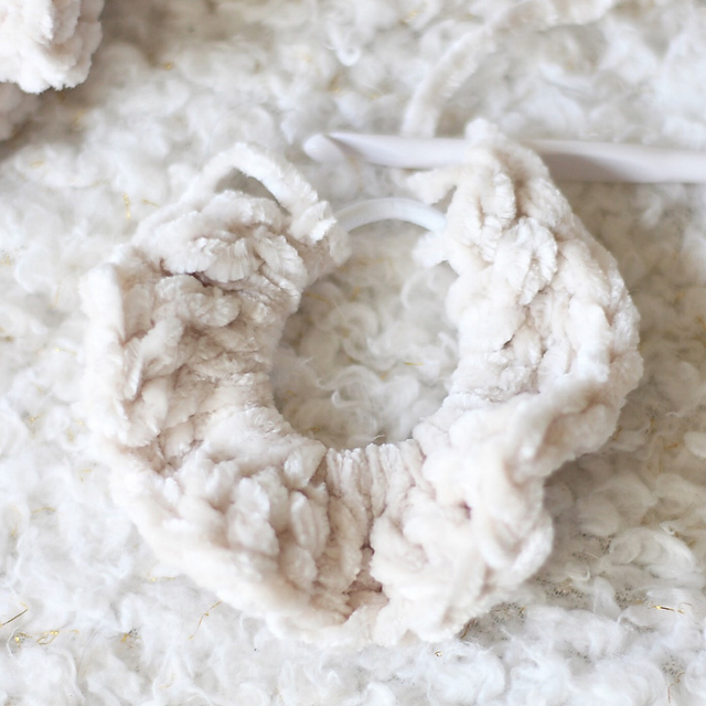 Ravelry: Top Knotch Scrunchie pattern by Little Red Knits
