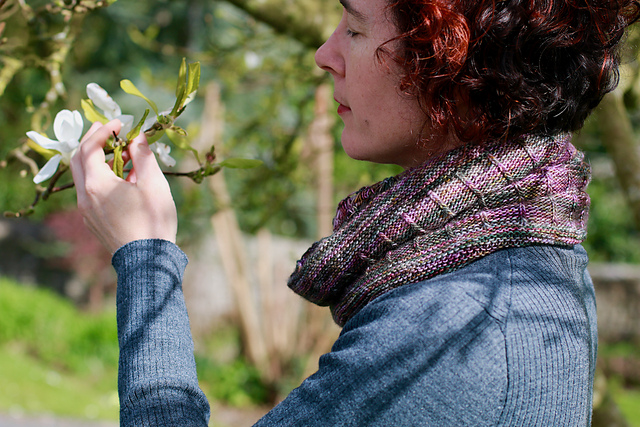 Ravelry: Coinneal Cowl pattern by Carol Feller