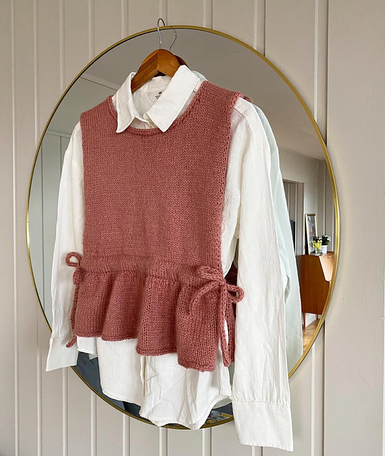 Ravelry: Hellaknytevest mysize pattern by Maria Mestad