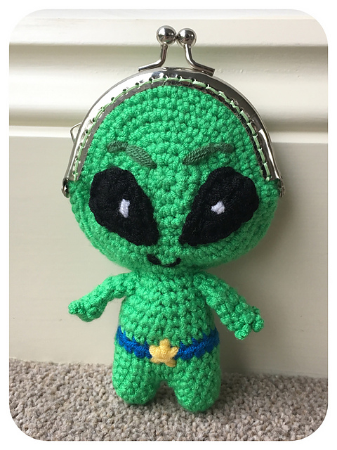 Ravelry: Alien / Martian Coin Purse pattern by Laura Sutcliffe