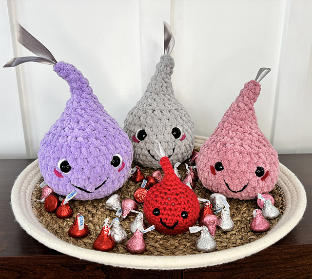 Ravelry: Kiss Plushie with Tag pattern by Laurie Morrell