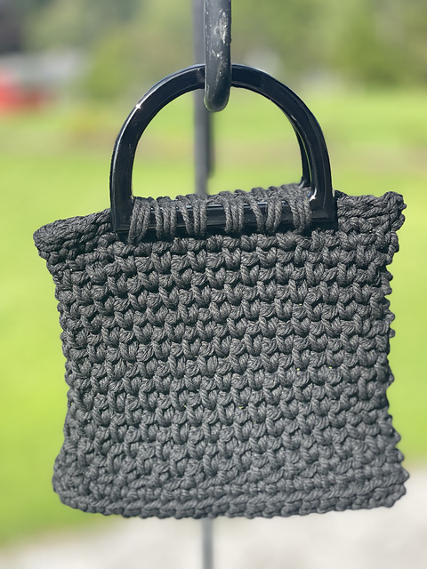 Ravelry: The Little Black Purse pattern by Laurie Morrell