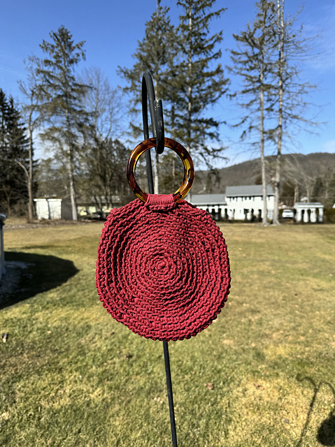 Ravelry: A-Round Town Handbag pattern by Laurie Morrell