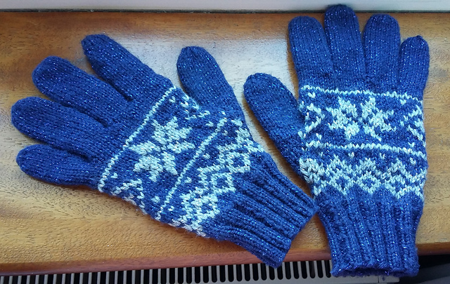 Ravelry: Snowflake Gloves pattern by LolaC101