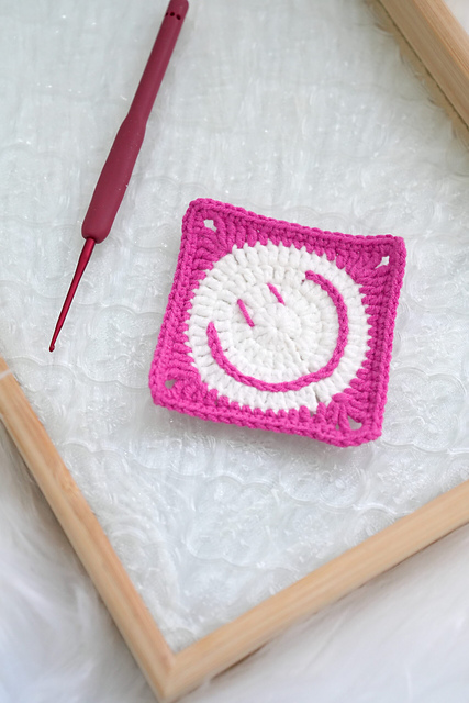 Ravelry: Crochet Smiley Face Granny Square pattern by Loopara Crochet