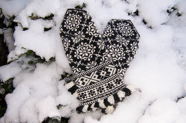 Ravelry: LorriAnn's Black & White Latvian Mittens