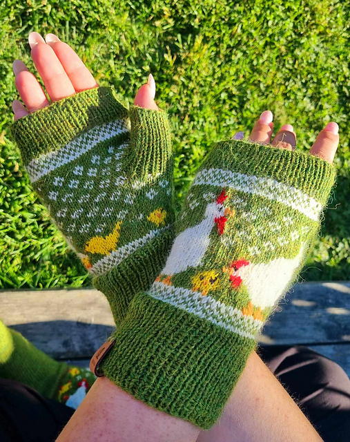 Ravelry: Chickens half mittens pattern by Liselott Daun