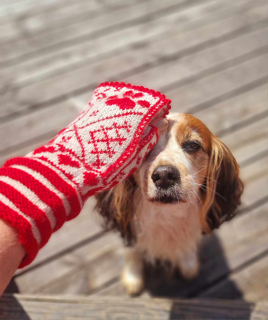 Ravelry: Paws and coffe half mittens pattern by Liselott Daun